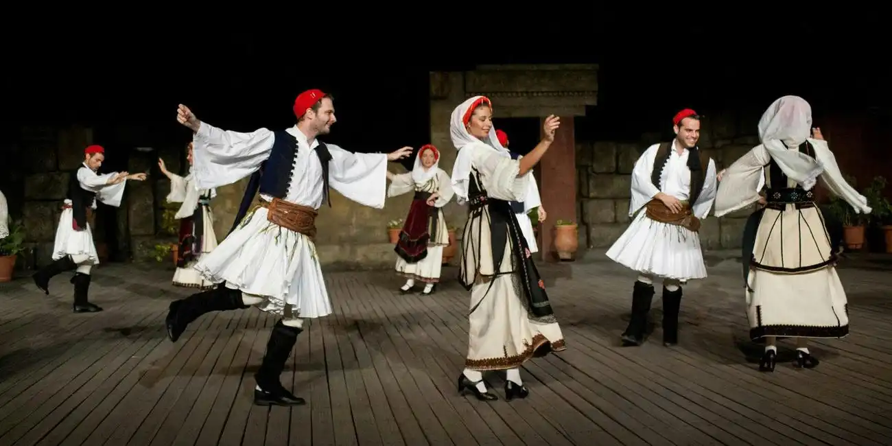 Teatro Dora Stratou: Espectáculo de danza griega - Atenas, Grecia ...